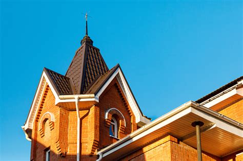 Sebuah Menara Kecil Di Atap Atap Logam Baru Dari Pondok Bata Dengan Sistem Saluran Air Terhadap