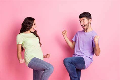 핑크 파스텔 색상 배경에 고립 된 재미있는 성취를 기뻐하는 매력적인 쾌활한 만족 커플의 초상화 2명에 대한 스톡 사진 및 기타 이미지 Istock