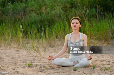 연꽃에서 밖에서 요가를 연습하는 여자는 모래 위에서 포즈를 취한다 건강한 생활방식에 대한 스톡 사진 및 기타 이미지 건강한 생활방식 기도 자세 들이마심 Istock