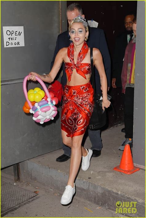Miley Cyrus Gives Out Fake Money To Paparazzi Photo 3369622 Miley