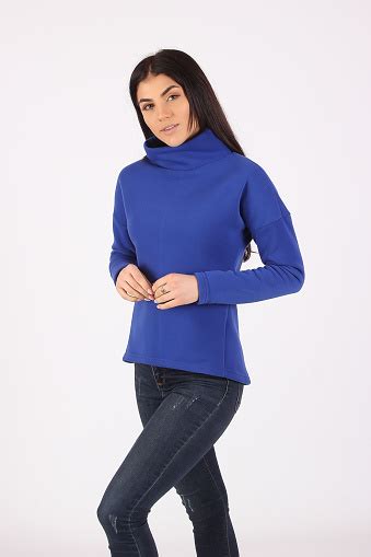 젊은 소식통 소녀 소녀 로고를 위한 영역을 가진 검은 색과 파란색 코 튼 스웨트 셔츠를 입고 흰색 여자의 목 업 까마귀 배경에 흰색 벽 디자인 또는 콘텐츠 복사 공간 검은