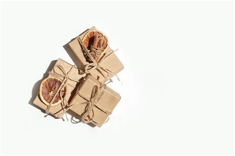 기프트 박스 크리스마스 제로 폐기물 상자 환경 친화적 인 포장 플랫 평지 팩 선물 크래프트 종이 녹색 리본 흰색 배경 생태 크리스마스 휴가 개념 에코 장식 선물 배경 휴일