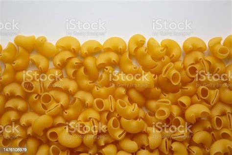 원시 건조 유기농 파이프 Rigate 파스타 흰색 배경 상위 뷰 위에서 머리 위로 평평하게 놓습니다 공간을 복사합니다 파스타에