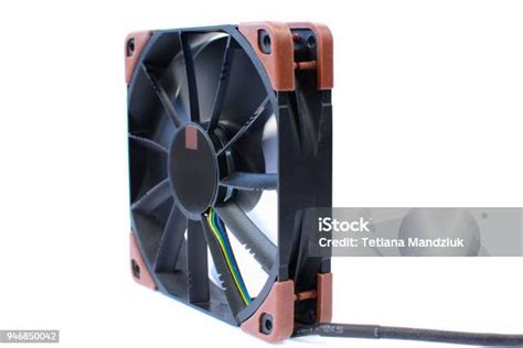 컴퓨터 블랙 팬 흰색 배경에 고립입니다 조용한 냉각 안티 Vabration 패드와 Pc의 구성 요소입니다 하드웨어 작업에 쿨러 Cpu에 대한 스톡 사진 및 기타 이미지