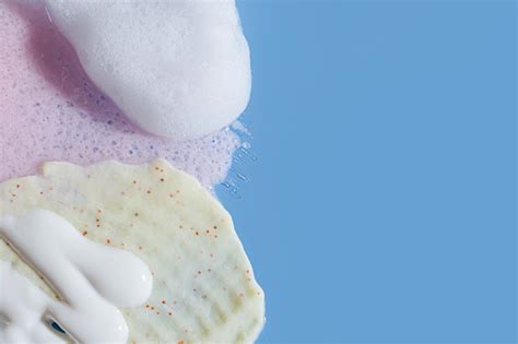 다양한 화장품 마스크 크림 세럼 스크럽 및 로션이 파란색 배경에 번집니다 뷰티 텍스처 화장품의 샘플 질감에 대한 스톡 사진 및 기타 이미지 Istock