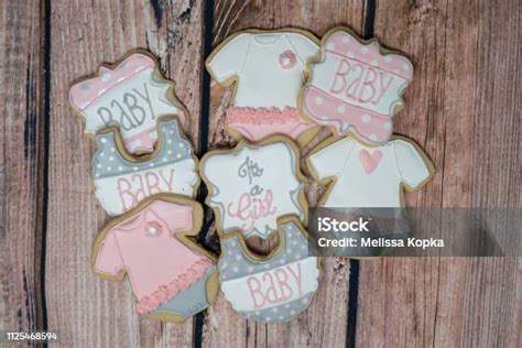 소녀 테마에 대 한 집에서 만든 베이비 샤워 쿠키 장식 나무로 되는 배경에 분홍색 회색과 흰색 색상으로 장식 된 로얄으로 꾸며져 베이비샤워에 대한 스톡 사진 및 기타 이미지