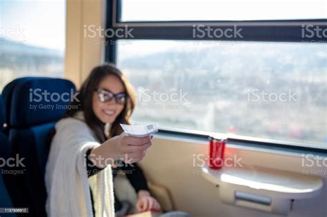 여행 즐기기 창 근처 기차로 여행 하는 젊은 예쁜 여자 기차 개념입니다 관광에 대한 스톡 사진 및 기타 이미지 관광 관광객