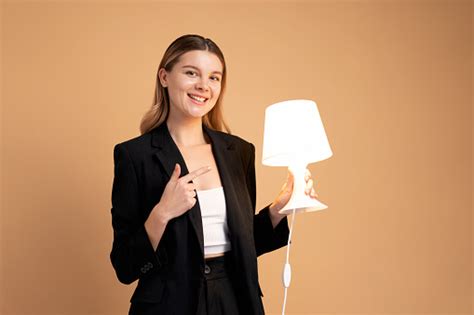 창의력과 혁신은 성공의 열쇠입니다 라이트 램프와 새로운 아이디어와 혁신의 개념 손에 램프를 들고 아름다운 미소 백인 여성은 고립 된 미소 25 29세에 대한 스톡 사진 및