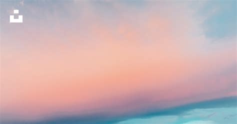 약간의 구름이 있는 분홍색과 파란색 하늘 사진 Unsplash의 무료 하늘 이미지