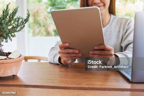 랩톱 컴퓨터로 태블릿 Pc를 들고 사용하는 여성 노트북에 대한 스톡 사진 및 기타 이미지 노트북 노트북 사용하기 디지털 태블릿 사용하기 Istock