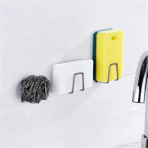 모든집 각종 수세미 섞이지 않게 뽀송뽀송~ 위생적으로 말려 쓸 수 있는 304 스텐 홀더를 소개합니다 😍 물기에 강한 재질로 주방이나 욕실에서도 걱정없이 사용하기
