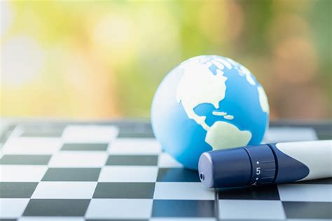 세계 의학 당뇨병 Glycemia 건강 관리 및 사람들 개념으로 사용 하는 체스판에 미니 세계 공을 가진 검사 혈당 수준에 대