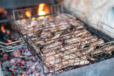 양갈비는 불을 피우고 가까이서 익혀 서 있다 양고기 갈비 구이 바베큐 바베큐 는 원래 양고기로 만든 그릴 랙에 구운 양고기용 와이어 랙 불에 전통 음식의 개념 갈비 음식에