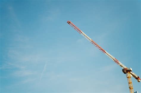 함께 미래를 건설 건설 크레인 하늘 복사 공간 건축 및 건물 기술과 산업 개발 개념 타워 크레인 높은 타워 크레인 임대 건설 장비 0명에 대한 스톡 사진 및 기타 이미지