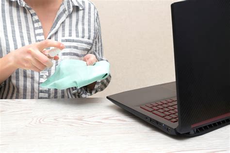 세균과 바이러스를 예방하기 위해 항균 손 소독제를 사용하는 여성 위생 감기와 독감에 대한 스톡 사진 및 기타 이미지 감기와 독감 건강관리와 의술 건강한 생활방식