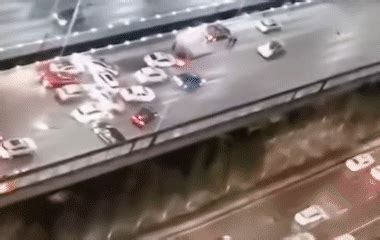 陕西西安一高架路段多车连环追尾 网友大型碰碰车游戏现场