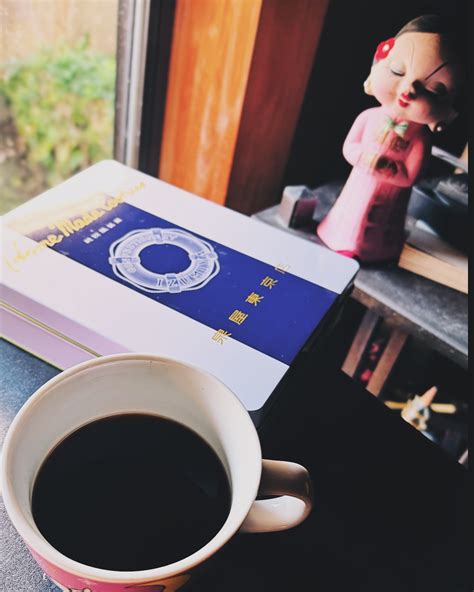 我因工作關係 平常都住在自己店裡二樓假日大概是會回家 但到了晚上又會回到店裡，在二樓的床上睡覺 這樣的生活，已經持續三年了 昨天我難得在家裡睡了一晚 已經是多久沒在自家迎接清晨了呢？ 每天