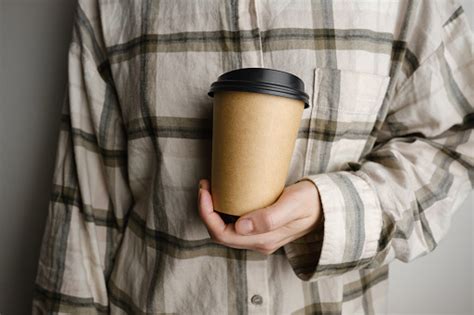 일회용 종이 컵 클로즈업 에코 소재 뜨거운 음료용 유리 텍스트 모형을 위한 빈 공간 여성 손에 커피와 종이 컵을 공예합니다 커피 는 개념에 가서 검은색에 대한 스톡 사진 및