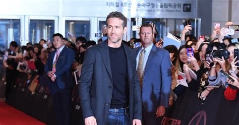 [포토] 라이언 레이놀즈 기분 좋은 한국팬들과 만남