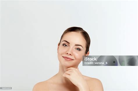 깨끗 한 신선한 피부 와 아름 다운 젊은 여자 터치 자신의 얼굴 얼굴 트리트먼트 화장품 미용 및 스파 스킨 케어 내추럴 메이크업 모델 20 24세에 대한 스톡 사진 및 기타