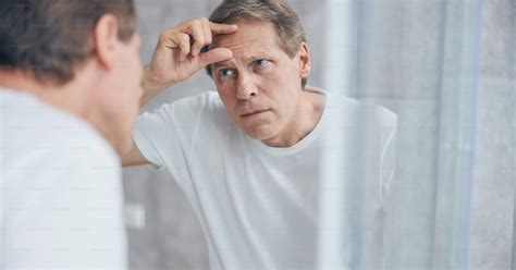 이마의 주름을 보고 있는 진지한 백인 중년 남성의 초상화를 닫습니다 사진 Unsplash의 걱정하다 이미지