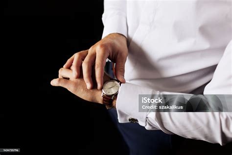 시계 착용 흰 셔츠와 양복 바지를 입은 사업가 결혼식을 준비하는 신랑 옷 배경을 입고 있습니다 남성 패션을 차려 입고 결혼식에 대한 스톡 사진 및 기타 이미지 Istock