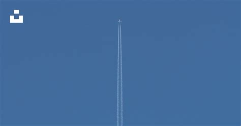 낮 동안 푸른 하늘 아래 하얀 빛 포스트 사진 Unsplash의 무료 파랑 이미지