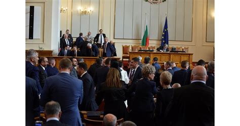 Парламентът реши България ще даде оръжие на Украйна но неясно какво