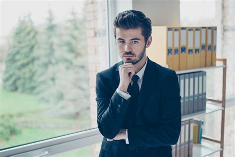 새 프로젝트와 연결 된 상황을 관리 하는 방법에 대해 생각 하 고 그의 턱을 만지고 마음된 사업가의 초상화를 닫습니다 검은색에 대한 스톡 사진 및 기타 이미지 Istock