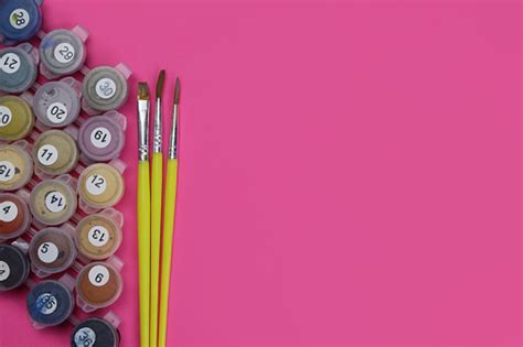 분홍색의 숫자로 페인팅을 위한 아크릴 페인트와 브러쉬 세트 0명에 대한 스톡 사진 및 기타 이미지 0명 공예 교육