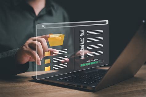 검색 시스템 개념이 있는 문서 관리 및 데이터 사업가는 스마트폰 사용 데이터 가상 폴더 및 관리 데이터 아이콘 온라인 아카이브