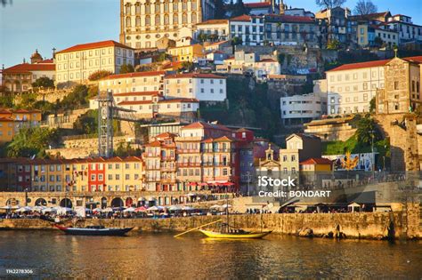 포르투갈 포르토 올드 타운 리 베이 라 공중 산책로 보기 화려한 집 도우로 강 및 보트 세계 여행 관광 및 관광의 개념 0명에 대한 스톡 사진 및 기타 이미지 Istock