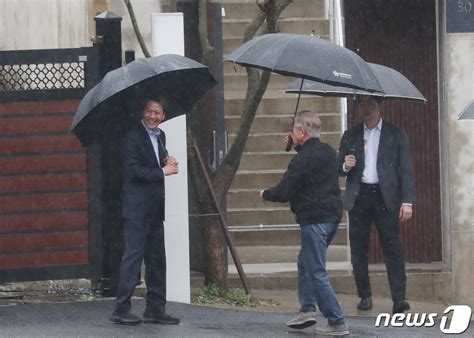 문재인 전 대통령 만나 환하게 웃는 임종석 전 비서실장 뉴스1