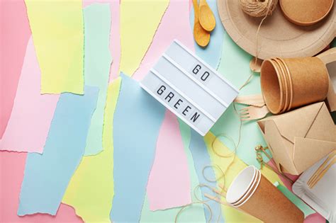 에코 공예 종이 식기 종이 컵 접시 가방 패스트 푸드 용기 및 색상 배경에 나무 칼 재활용 또는 폐기물 제로 개념 맨 위 보기