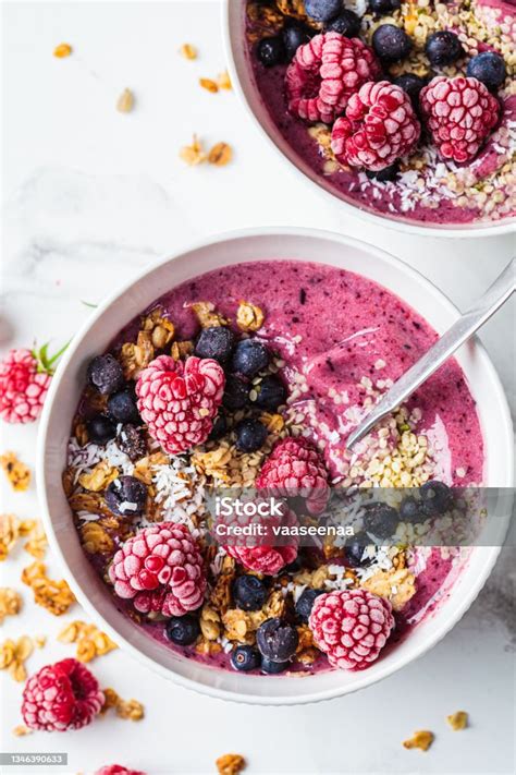 그라놀라 코코넛 대마 씨 대리석 배경이 있는 베리 스무디 그릇 비건 식품 개념 아사이에 대한 스톡 사진 및 기타 이미지 아사이 0명 건강한 식생활 Istock