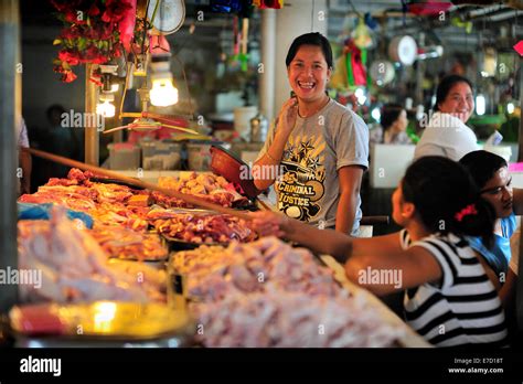 Girls Working In Lahug Fresh Food Market Cebu City Philippines Stock
