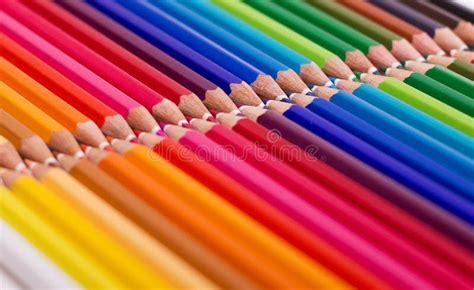 Покрашенные карандаши в металле стоят на белой предпосылке Стоковое Изображение изображение