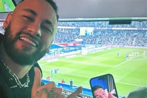 عکس؛ تماس ویدئویی نیمار با سوارز در حین تماشای بازی مسی فوتبالی