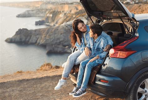 자동차로 산으로의 가족 여행 엄마는 십대 아들과 함께 재미있게 지내며 자동차 트렁크에 앉아 함께 경치를 즐기고 있습니다 차에 대한 스톡 사진 및 기타 이미지 Istock