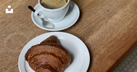 테이블에 크루아상과 커피 한 잔 사진 Unsplash의 무료 크루아상 이미지