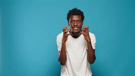 스튜디오에서 화가 나고 주먹을 꽉 쥐는 좌절한 성인 공격성에 대한 스톡 사진 및 기타 이미지 공격성 루마니아 몸짓 Istock