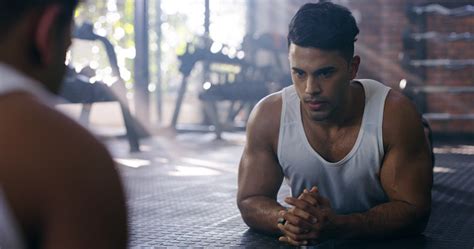 체육관에서 운동 코어 운동 또는 복부 훈련을 위한 거울 또는 반사가 있는 남성 피트니스 또는 플랭크 남성 사람 헬스 클럽에서 힘