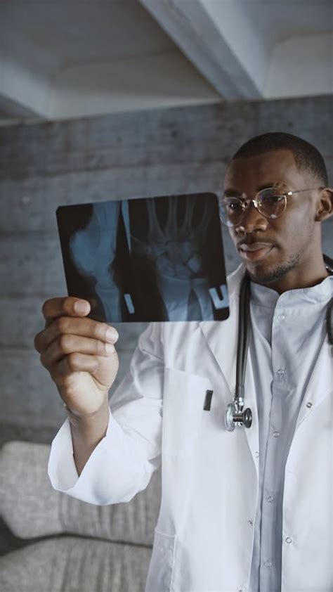 有关x光 X射线 X射线分析 临床回顾 临床环境 临床评估 体检 健康 健康检查 健康诊断 医学影像 医师 医患互动 医护人员 医生 医疗专业人员 医疗保健分析