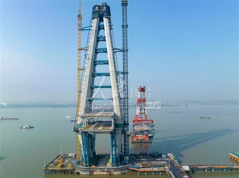 江苏泰兴：常泰长江大桥主航道桥墩顶钢桁梁全部吊装完成 人民图片网