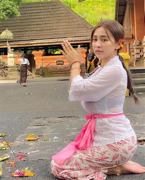 Rarely Posting Photos With Husband Rumored Divorce Check Out Cupi