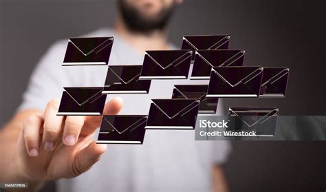 배경에 남성 손이 있는 3d 렌더링된 전자 메일 통신 아이콘 3차원 형태에 대한 스톡 사진 및 기타 이미지 3차원 형태 가상현실 남자 Istock