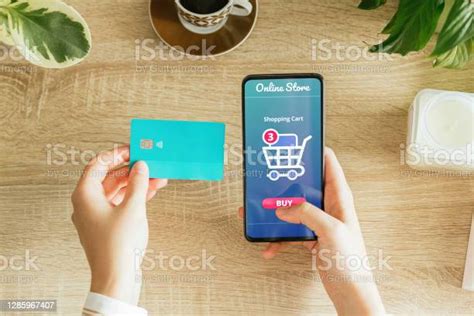 집에서 전화와 신용 카드와 온라인으로 주문을 지불 하는 여자의 모형 Brand Name Mobile Payment에 대한 스톡 사진 및 기타 이미지 Brand Name