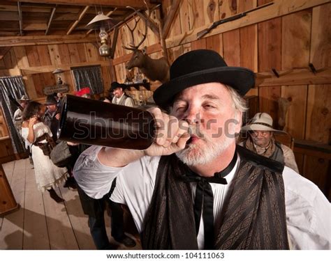 24 En La Categoría Chugging Wine De Fotos E Imágenes De Stock Libres