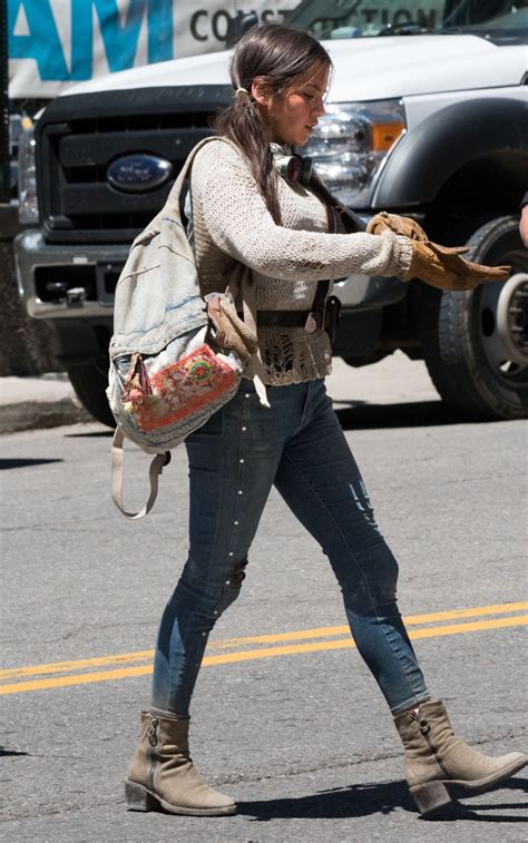 Isabela Moner Transformers 5 Set Candids Detroit Michigan 6 24 2016 • Celebmafia