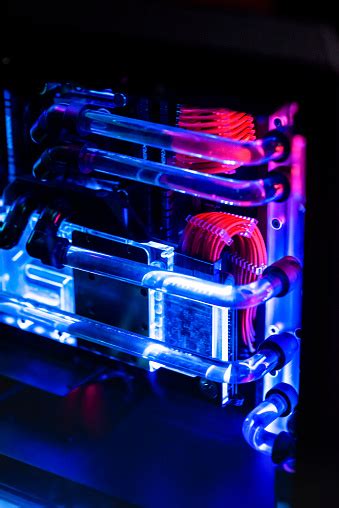 고성능 컴퓨터 내부 서버 급 컴퓨터 내부의 내부 Led로 조명되는 컴퓨터 회로 기판 및 Cpu 냉각 팬 Led 조명에 대한 스톡 사진 및 기타 이미지 Istock